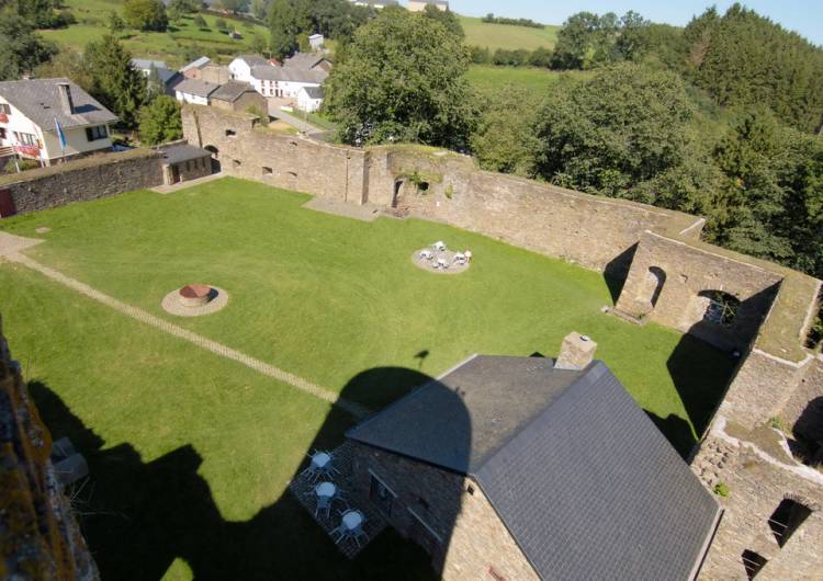 Burgruine von Burg Reuland | OSTBELGIEN - Ostbelgien
